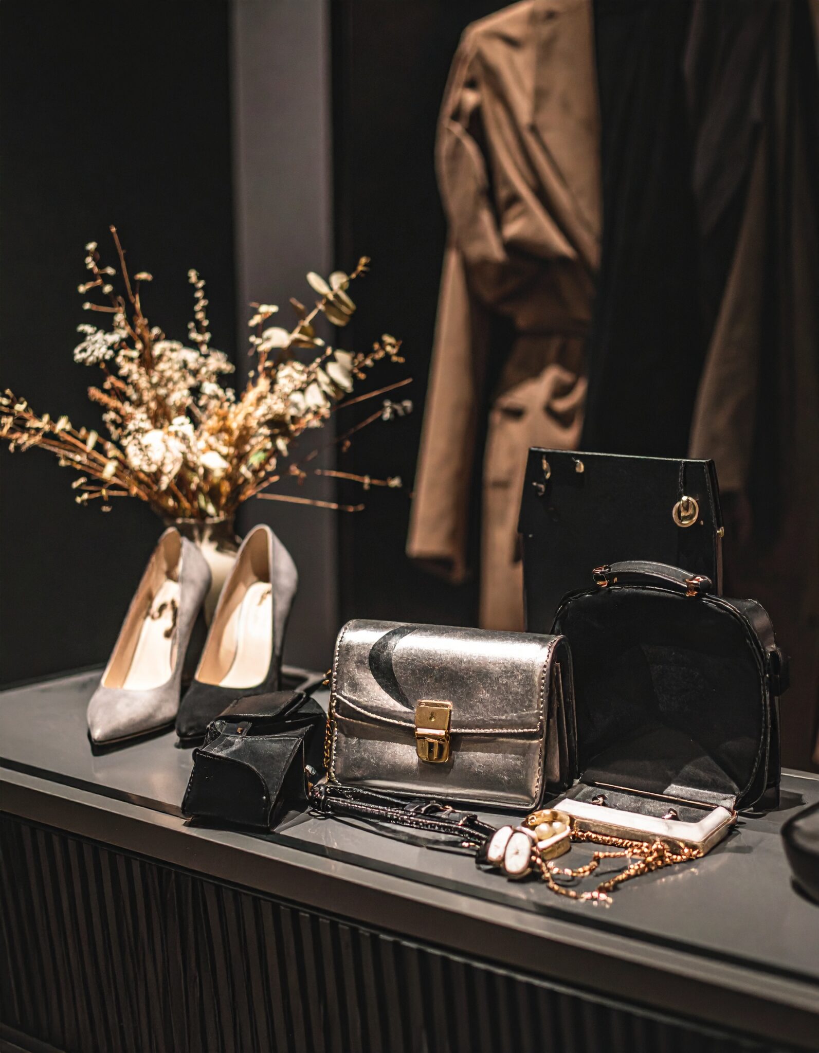 THE LITTLE YELLOW APP - Look Expensive, Shop Smart.